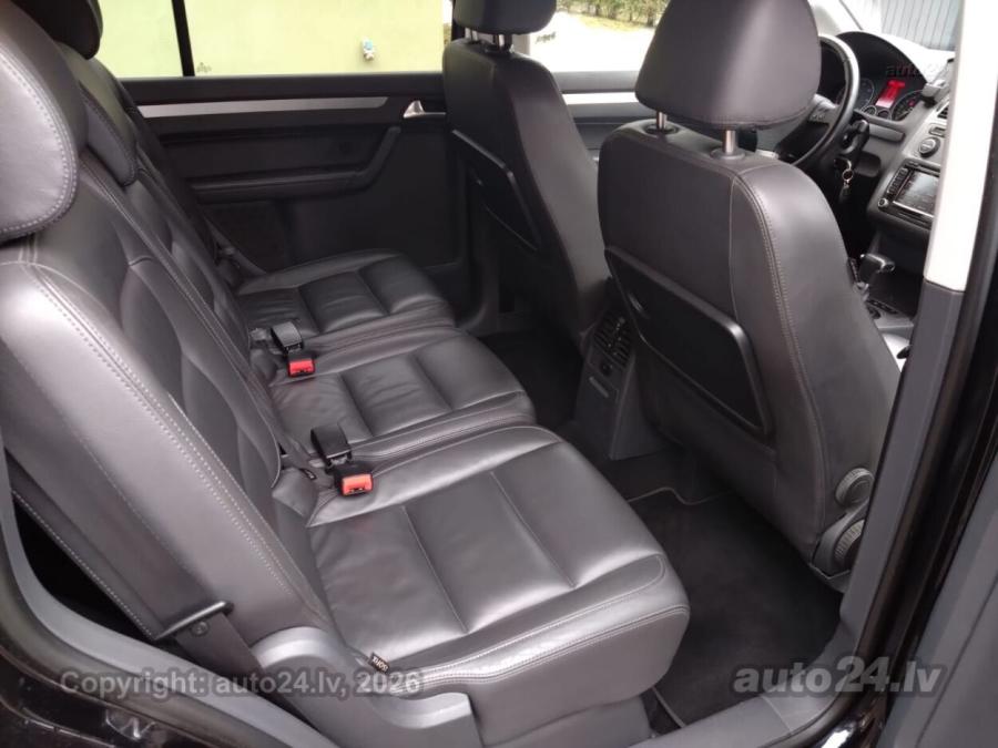 Black Volkswagen Touran 2009 in Tallinn, with an engine capacity of 2.00 L and mileage of 282 thousand km for 5590 €, photo 9 on AUTOMOTO.COM.LV