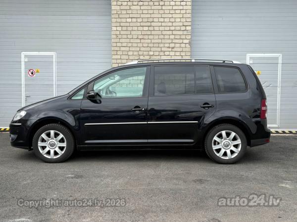 Melns Volkswagen Touran 2009 Paide, ar dzinēja tilpumu 2.00 L un nobraukumu 282 tūkst. km par 5790 €, foto 4 vietnē AUTOMOTO.COM.LV