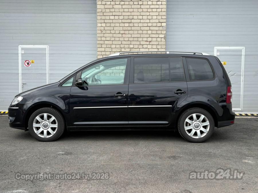 Melns Volkswagen Touran 2009 Paide, ar dzinēja tilpumu 2.00 L un nobraukumu 282 tūkst. km par 5790 €, foto 5 vietnē AUTOMOTO.COM.LV