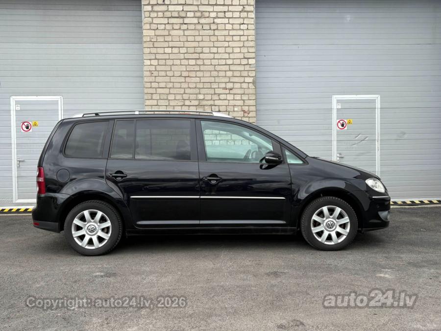 Melns Volkswagen Touran 2009 Paide, ar dzinēja tilpumu 2.00 L un nobraukumu 282 tūkst. km par 5790 €, foto 6 vietnē AUTOMOTO.COM.LV