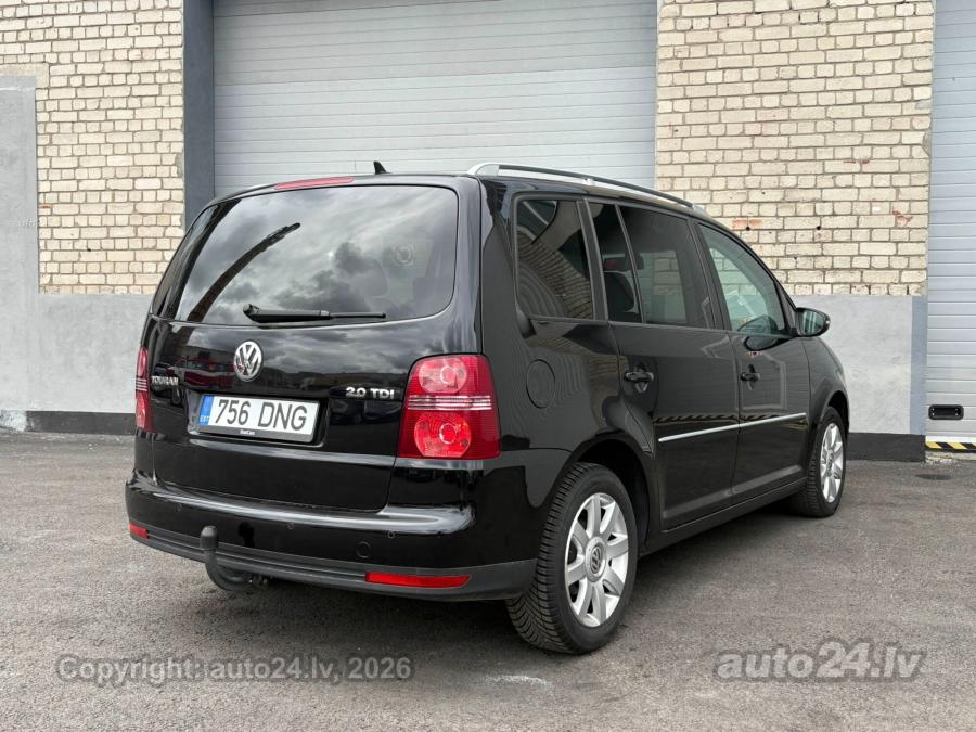 Melns Volkswagen Touran 2009 Paide, ar dzinēja tilpumu 2.00 L un nobraukumu 282 tūkst. km par 5790 €, foto 7 vietnē AUTOMOTO.COM.LV