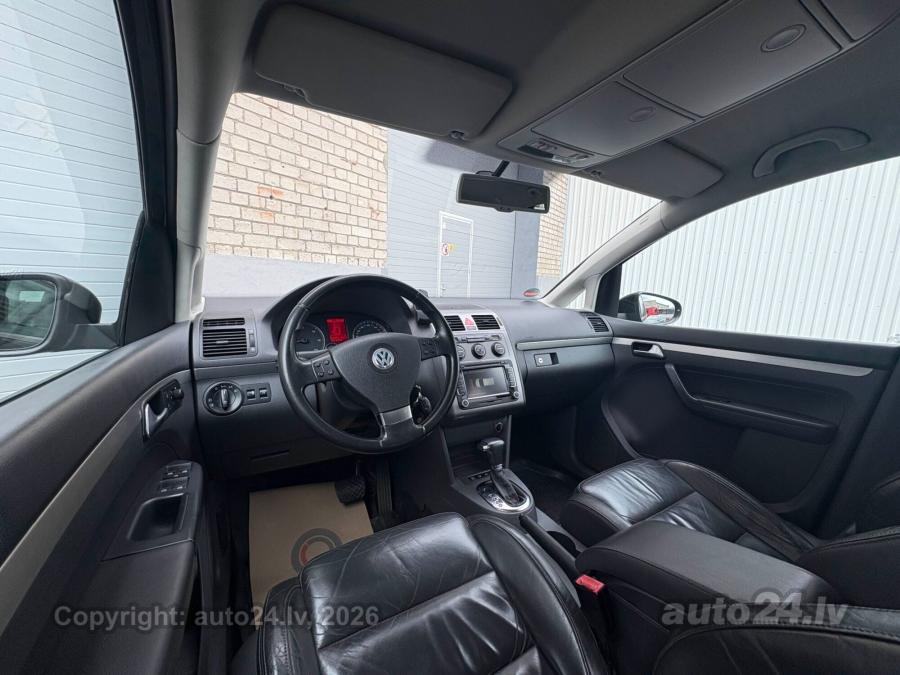 Melns Volkswagen Touran 2009 Paide, ar dzinēja tilpumu 2.00 L un nobraukumu 282 tūkst. km par 5790 €, foto 10 vietnē AUTOMOTO.COM.LV