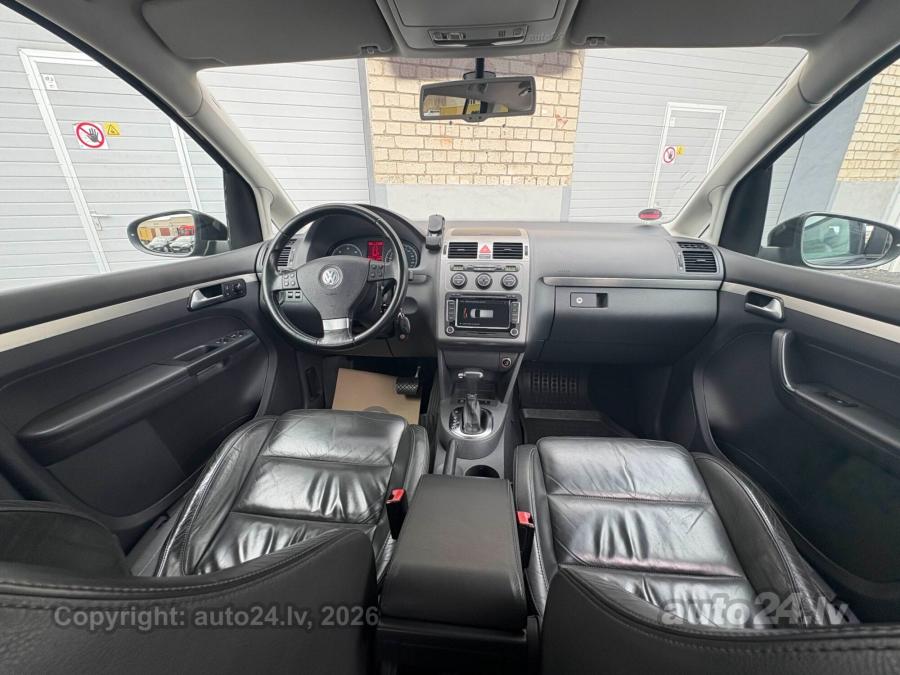 Melns Volkswagen Touran 2009 Paide, ar dzinēja tilpumu 2.00 L un nobraukumu 282 tūkst. km par 5790 €, foto 11 vietnē AUTOMOTO.COM.LV