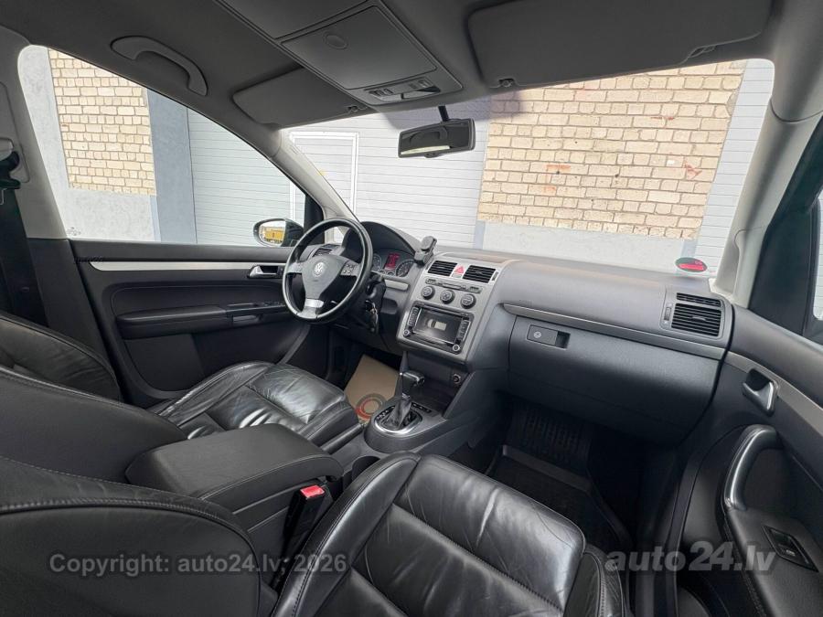 Melns Volkswagen Touran 2009 Paide, ar dzinēja tilpumu 2.00 L un nobraukumu 282 tūkst. km par 5790 €, foto 12 vietnē AUTOMOTO.COM.LV