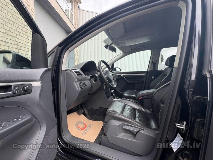 Melns Volkswagen Touran 2009 Paide, ar dzinēja tilpumu 2.00 L un nobraukumu 282 tūkst. km par 5790 €, foto 13 vietnē AUTOMOTO.COM.LV