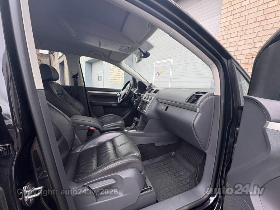Melns Volkswagen Touran 2009 Paide, ar dzinēja tilpumu 2.00 L un nobraukumu 282 tūkst. km par 5790 €, foto 17 vietnē AUTOMOTO.COM.LV