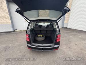Melns Volkswagen Touran 2009 Paide, ar dzinēja tilpumu 2.00 L un nobraukumu 282 tūkst. km par 5790 €, foto 21 vietnē AUTOMOTO.COM.LV