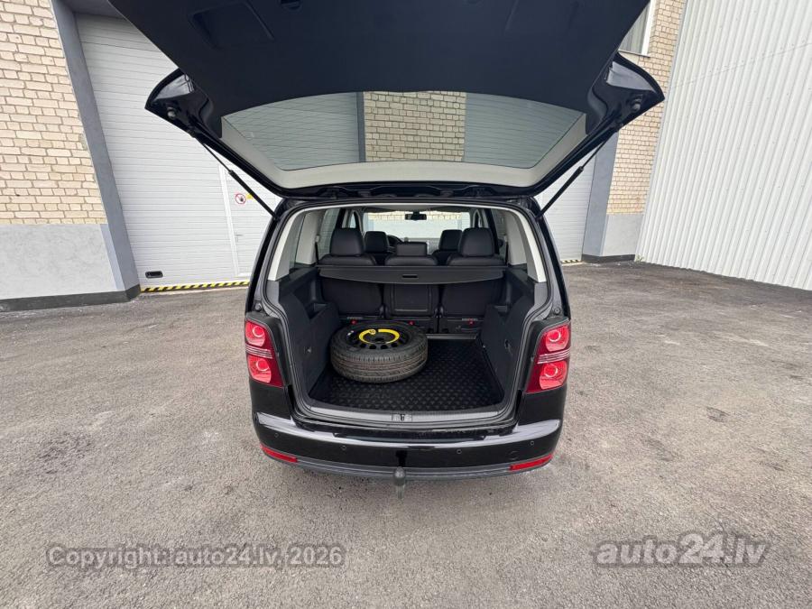 Melns Volkswagen Touran 2009 Paide, ar dzinēja tilpumu 2.00 L un nobraukumu 282 tūkst. km par 5790 €, foto 21 vietnē AUTOMOTO.COM.LV