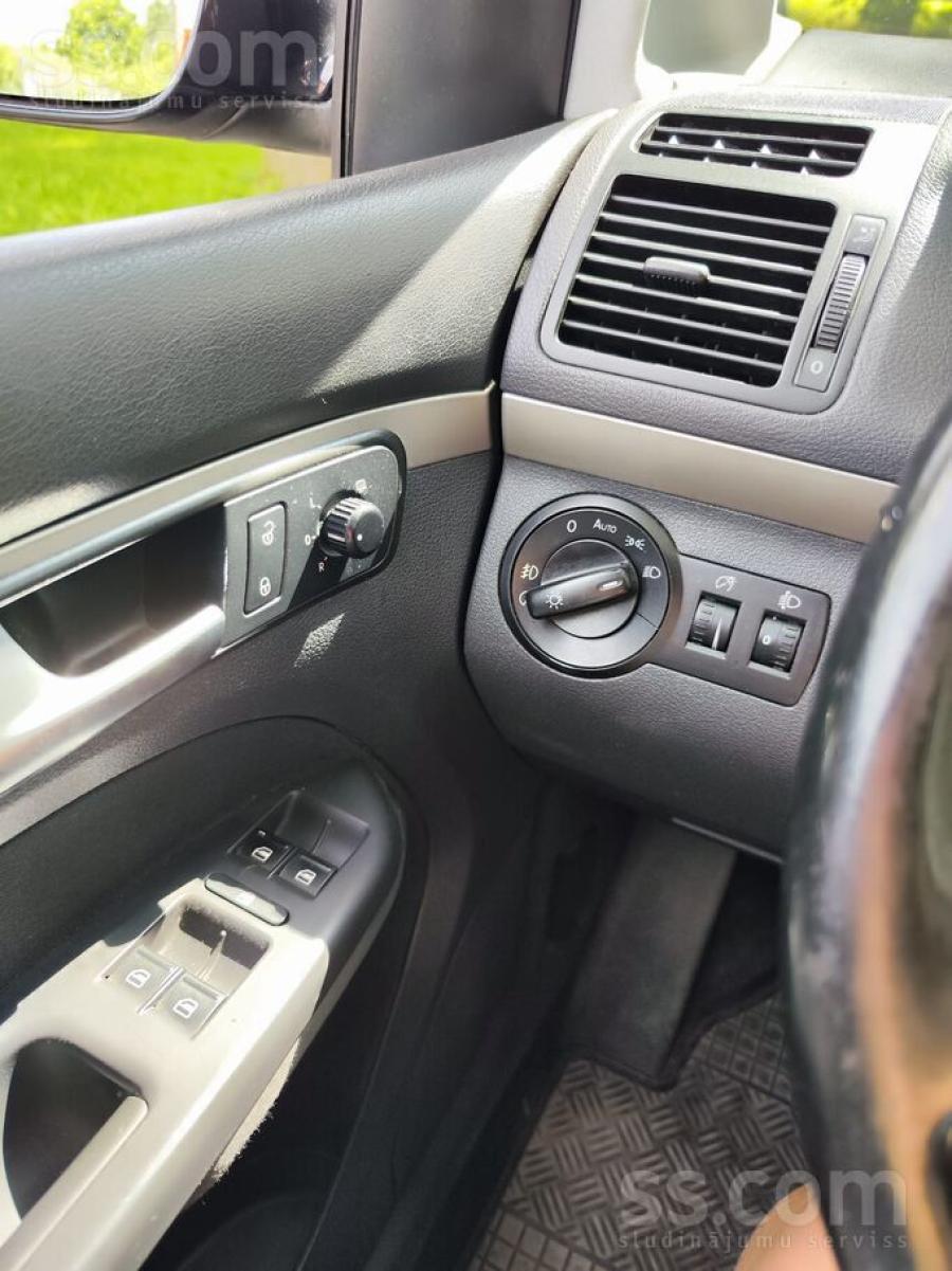 Melns Volkswagen Touran 2009 Tukums, ar dzinēja tilpumu 1.90 L un nobraukumu 278 tūkst. km par 3700 €, foto 12 vietnē AUTOMOTO.COM.LV