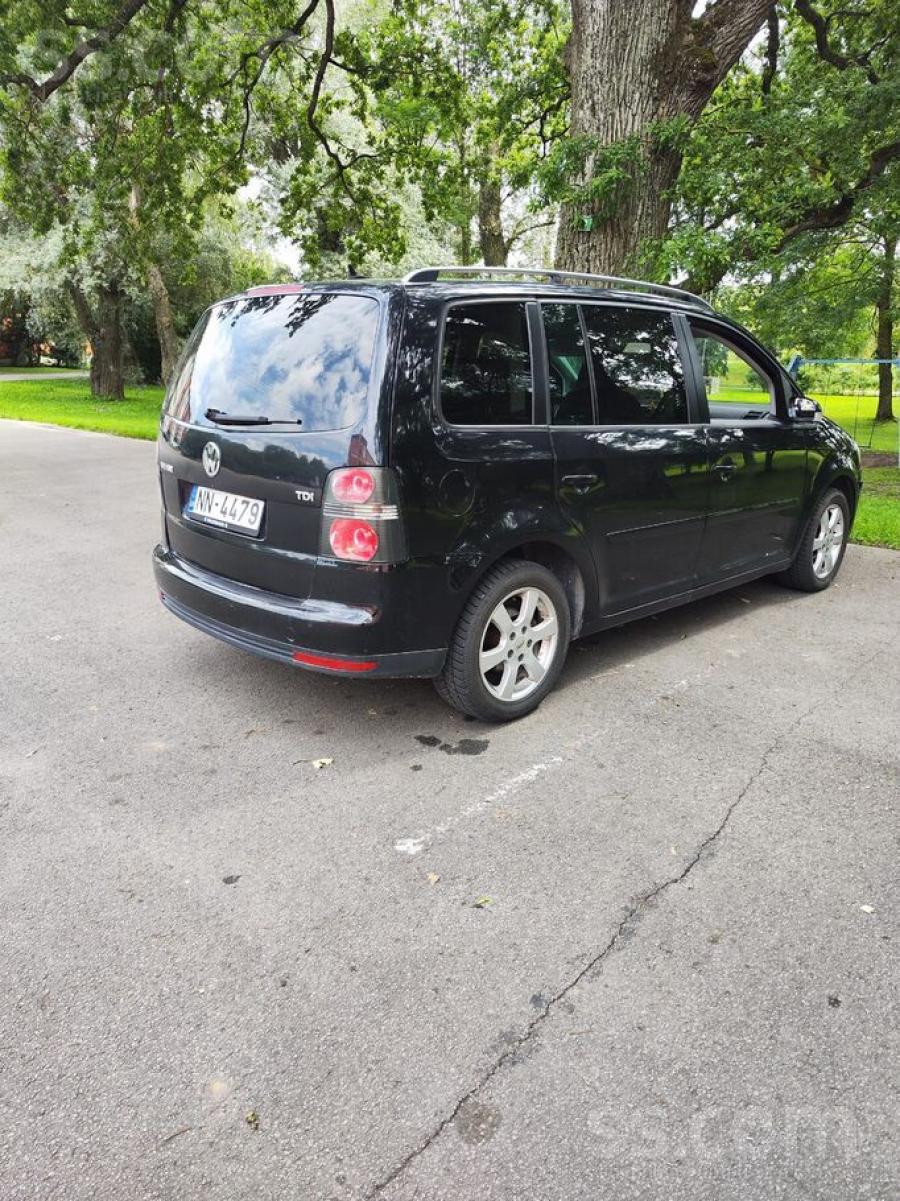 Melns Volkswagen Touran 2009 Tukums, ar dzinēja tilpumu 1.90 L un nobraukumu 278 tūkst. km par 3700 €, foto 21 vietnē AUTOMOTO.COM.LV