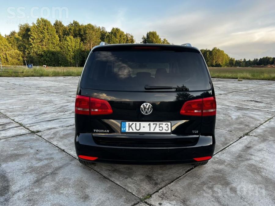 Melns Volkswagen Touran 2011 Cēsis, ar dzinēja tilpumu 1.60 L un nobraukumu 286 tūkst. km par 4900 €, foto 6 vietnē AUTOMOTO.COM.LV