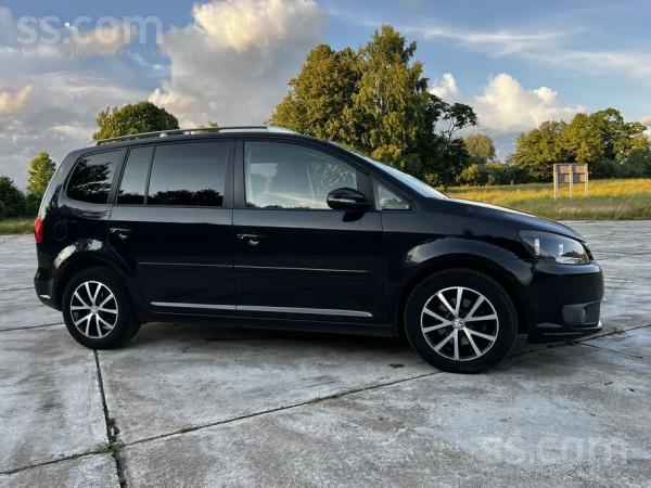 Black Volkswagen Touran 2011 in Cesis, with an engine capacity of 1.60 L and mileage of 286 thousand km for 4900 €, photo 8 on AUTOMOTO.COM.LV