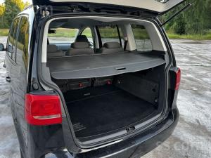 Melns Volkswagen Touran 2011 Cēsis, ar dzinēja tilpumu 1.60 L un nobraukumu 286 tūkst. km par 4900 €, foto 12 vietnē AUTOMOTO.COM.LV