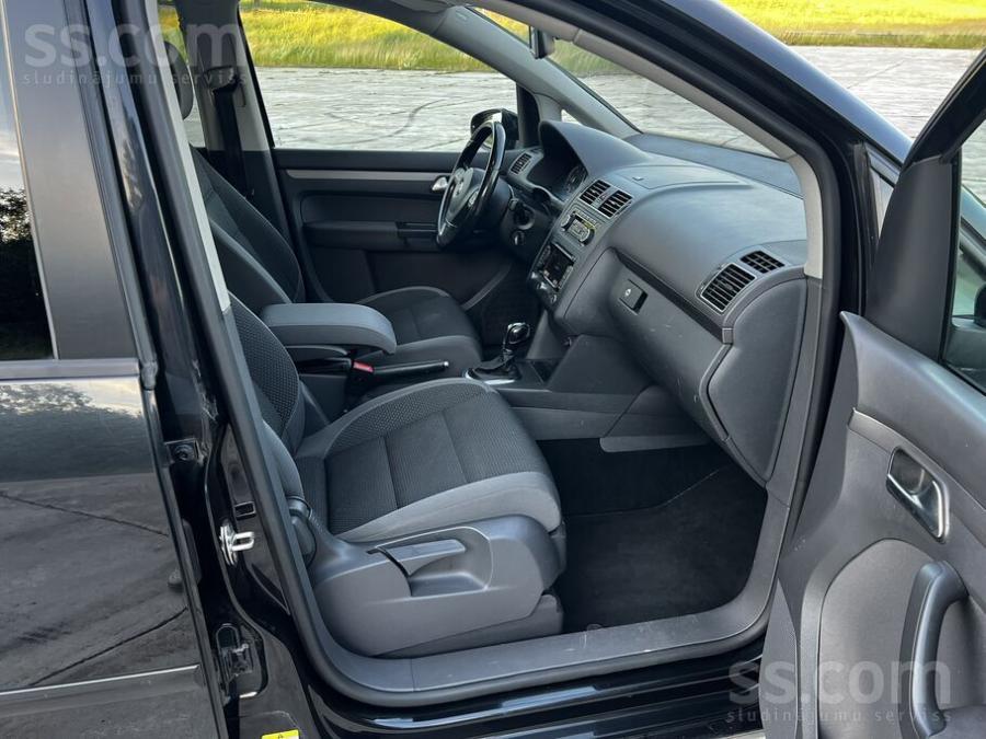 Melns Volkswagen Touran 2011 Cēsis, ar dzinēja tilpumu 1.60 L un nobraukumu 286 tūkst. km par 4900 €, foto 15 vietnē AUTOMOTO.COM.LV