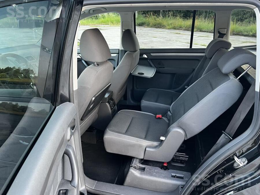 Melns Volkswagen Touran 2011 Cēsis, ar dzinēja tilpumu 1.60 L un nobraukumu 286 tūkst. km par 4900 €, foto 17 vietnē AUTOMOTO.COM.LV