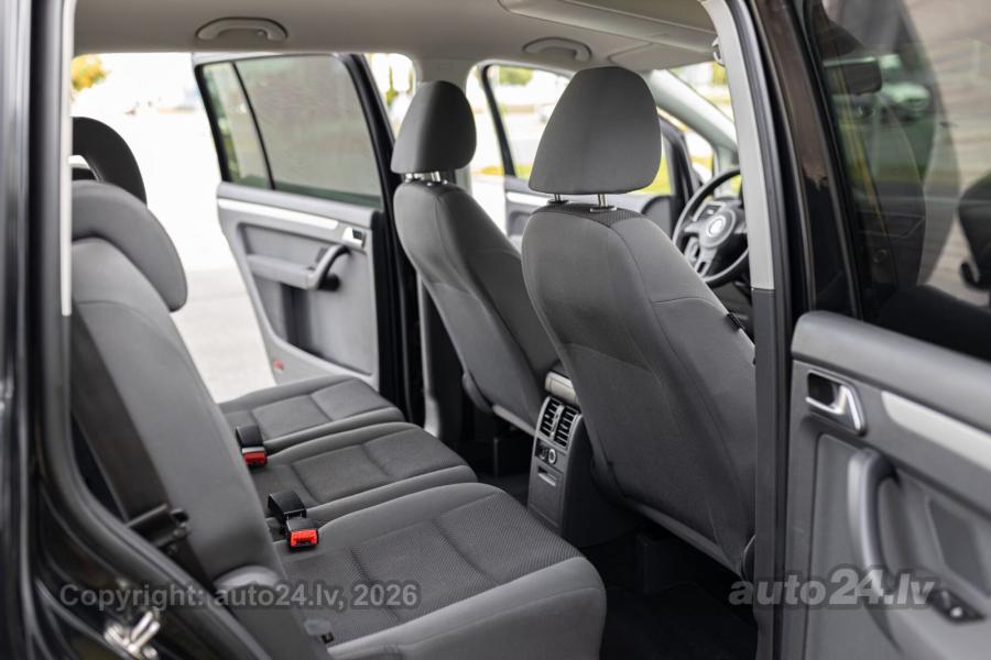 Black Volkswagen Touran 2011 in Tallinn, with an engine capacity of 1.60 L and mileage of 351 thousand km for 4999 €, photo 20 on AUTOMOTO.COM.LV