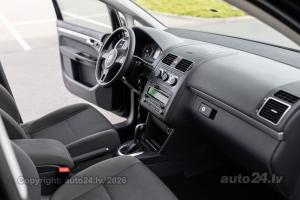 Black Volkswagen Touran 2011 in Tallinn, with an engine capacity of 1.60 L and mileage of 351 thousand km for 4999 €, photo 21 on AUTOMOTO.COM.LV