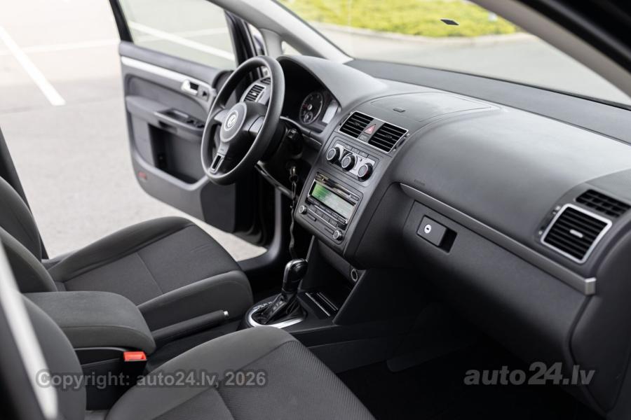 Black Volkswagen Touran 2011 in Tallinn, with an engine capacity of 1.60 L and mileage of 351 thousand km for 4999 €, photo 21 on AUTOMOTO.COM.LV