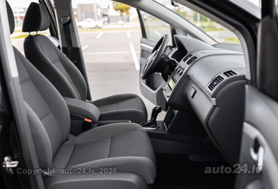 Black Volkswagen Touran 2011 in Tallinn, with an engine capacity of 1.60 L and mileage of 351 thousand km for 4999 €, photo 22 on AUTOMOTO.COM.LV