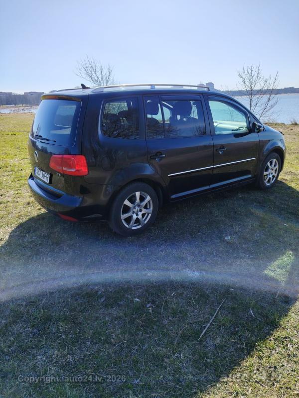 Melns Volkswagen Touran 2012 Tallina, ar dzinēja tilpumu 1.60 L un nobraukumu 295 tūkst. km par 4500 €, foto 3 vietnē AUTOMOTO.COM.LV