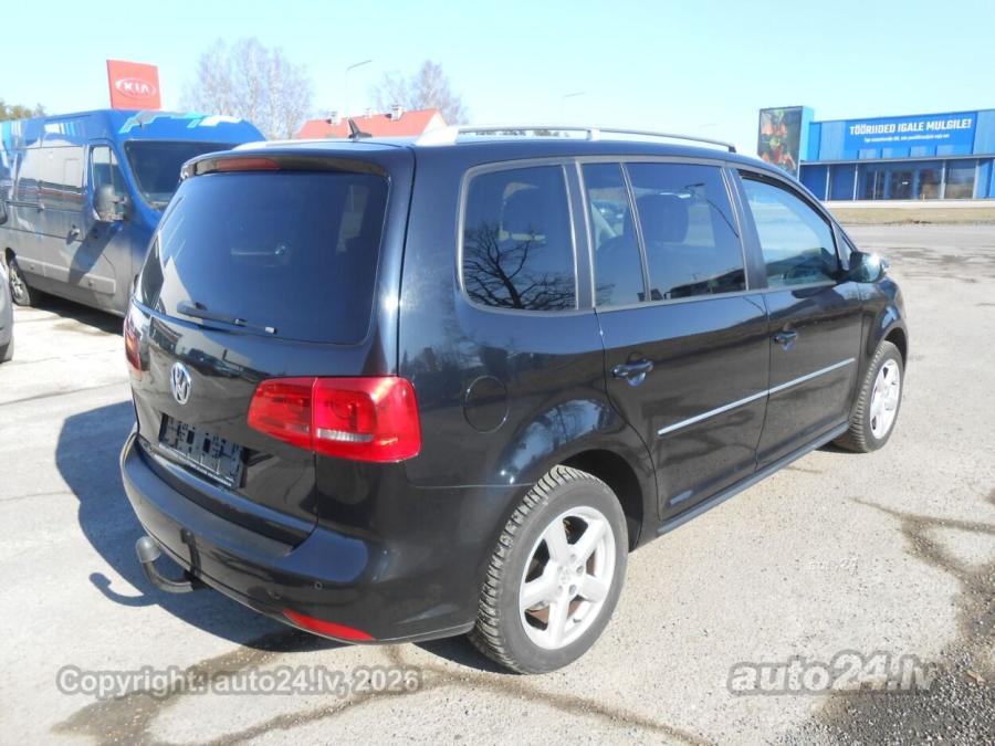 Melns Volkswagen Touran 2013 Viljandi, ar dzinēja tilpumu 2.00 L un nobraukumu 269 tūkst. km par 7490 €, foto 2 vietnē AUTOMOTO.COM.LV