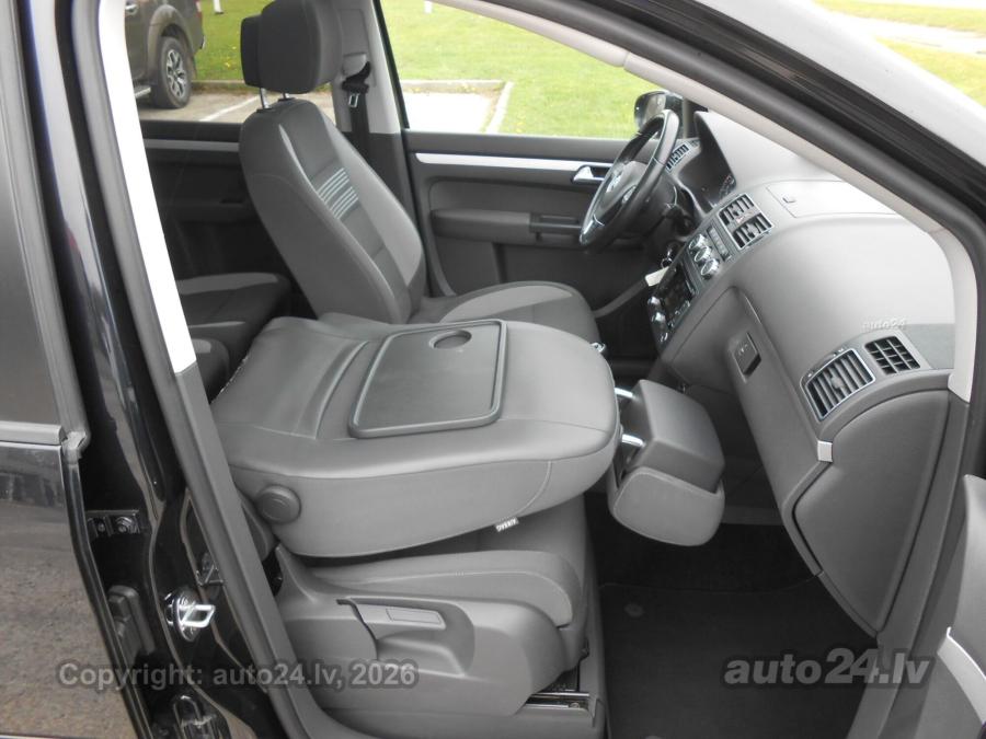 Melns Volkswagen Touran 2014 Viljandi, ar dzinēja tilpumu 2.00 L un nobraukumu 212 tūkst. km par 8990 €, foto 12 vietnē AUTOMOTO.COM.LV
