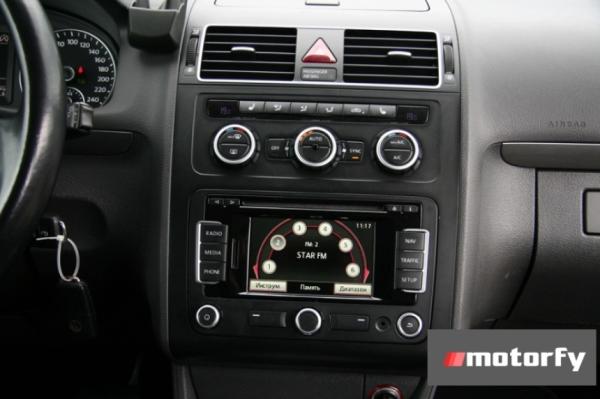 Black Volkswagen Touran 2014 in Riga, with an engine capacity of 2.00 L and mileage of 283 thousand km for 8550 €, photo 9 on AUTOMOTO.COM.LV