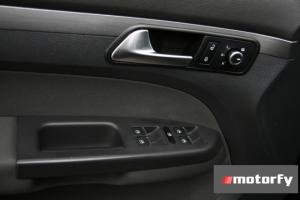 Melns Volkswagen Touran 2014 Rīga, ar dzinēja tilpumu 2.00 L un nobraukumu 283 tūkst. km par 8550 €, foto 13 vietnē AUTOMOTO.COM.LV