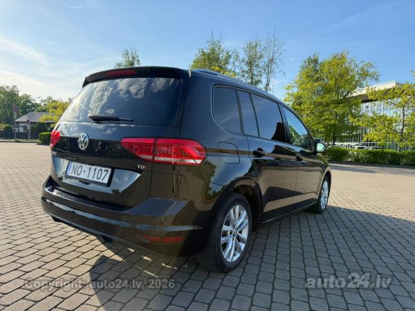 Black Volkswagen Touran 2016 in Jelgava, with an engine capacity of 1.60 L and mileage of 216 thousand km for 9600 €, photo 2 on AUTOMOTO.COM.LV