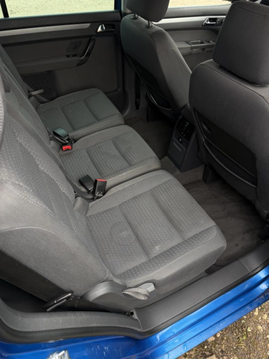 Zils Volkswagen Touran 2004 Rīga, ar dzinēja tilpumu 1.60 L un nobraukumu 311 tūkst. km par 800 €, foto 4 vietnē AUTOMOTO.COM.LV