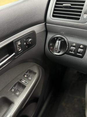 Zils Volkswagen Touran 2004 Rīga, ar dzinēja tilpumu 1.60 L un nobraukumu 311 tūkst. km par 800 €, foto 13 vietnē AUTOMOTO.COM.LV