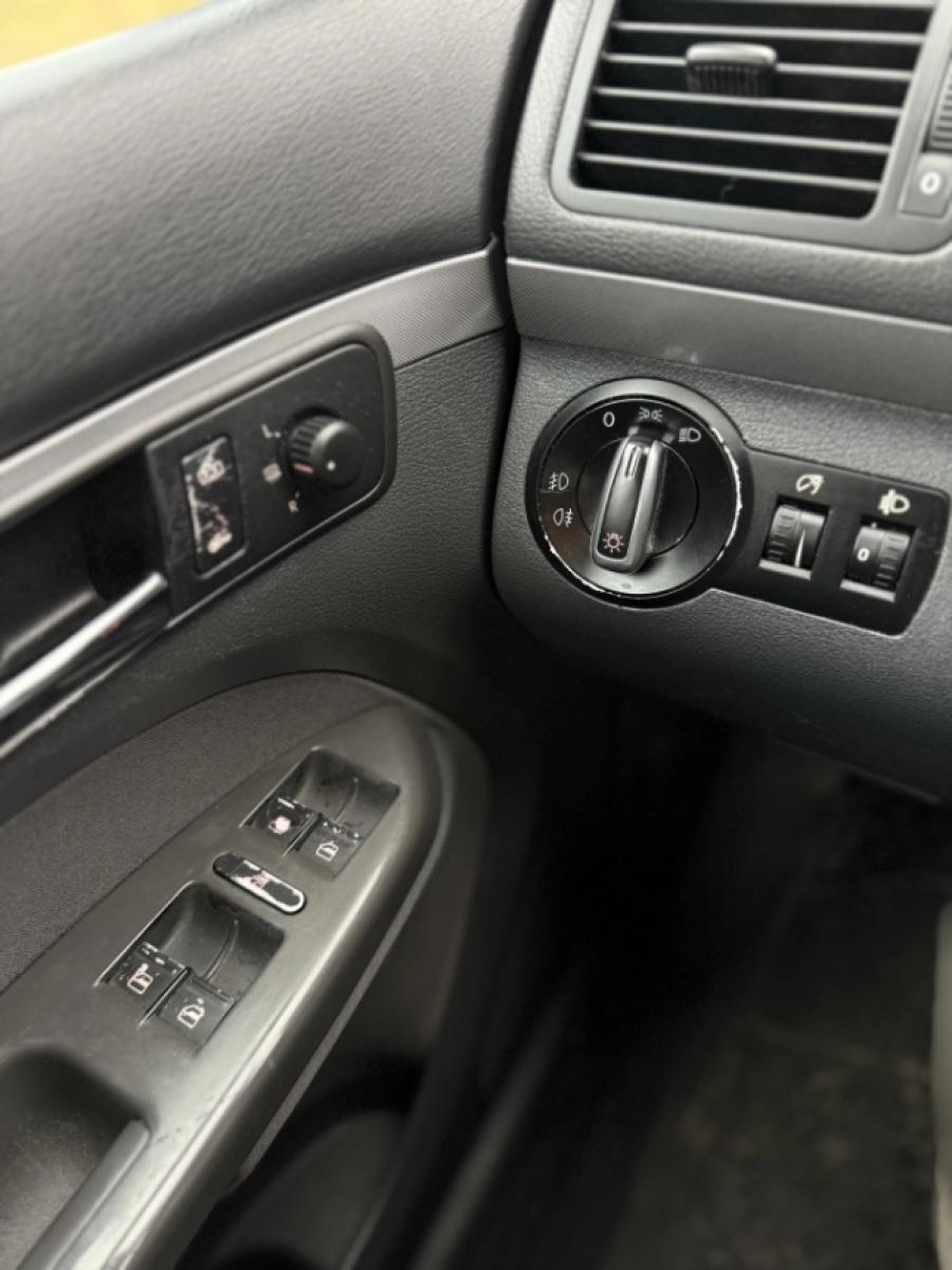 Zils Volkswagen Touran 2004 Rīga, ar dzinēja tilpumu 1.60 L un nobraukumu 311 tūkst. km par 800 €, foto 13 vietnē AUTOMOTO.COM.LV