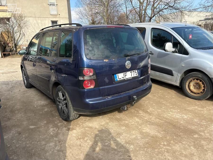 Zils Volkswagen Touran 2005 Viļņa, ar dzinēja tilpumu 1.90 L un nobraukumu 356 tūkst. km par 800 €, foto 2 vietnē AUTOMOTO.COM.LV