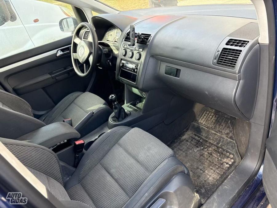 Zils Volkswagen Touran 2005 Viļņa, ar dzinēja tilpumu 1.90 L un nobraukumu 356 tūkst. km par 800 €, foto 3 vietnē AUTOMOTO.COM.LV