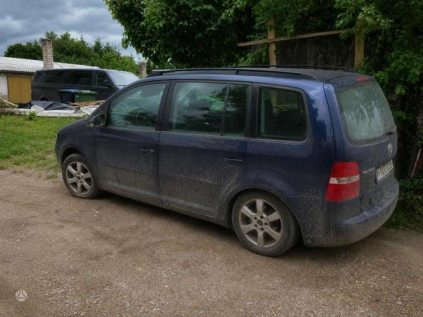 Blue Volkswagen Touran 2006 in Vilnius, with an engine capacity of 1.60 L and mileage of 345 thousand km for 400 €, photo 1 on AUTOMOTO.COM.LV
