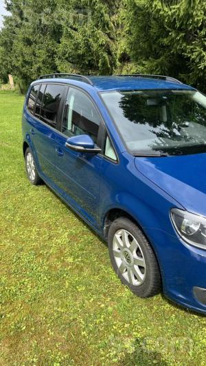 Blue Volkswagen Touran 2012 in Aizkraukle, with an engine capacity of 2.00 L and mileage of 304 thousand km for 4600 €, photo 3 on AUTOMOTO.COM.LV