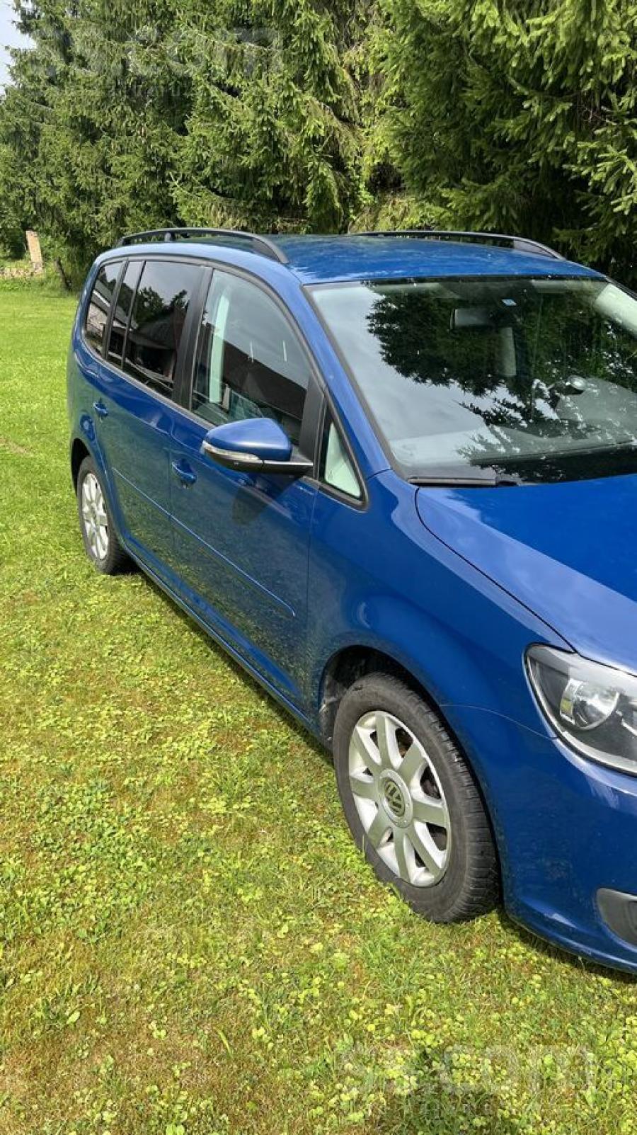 Blue Volkswagen Touran 2012 in Aizkraukle, with an engine capacity of 2.00 L and mileage of 304 thousand km for 4600 €, photo 3 on AUTOMOTO.COM.LV