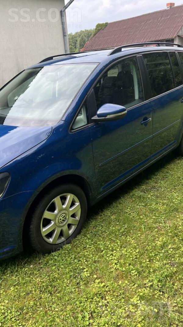 Blue Volkswagen Touran 2012 in Aizkraukle, with an engine capacity of 2.00 L and mileage of 304 thousand km for 4600 €, photo 3 on AUTOMOTO.COM.LV