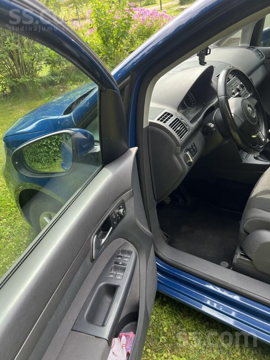 Blue Volkswagen Touran 2012 in Aizkraukle, with an engine capacity of 2.00 L and mileage of 304 thousand km for 4600 €, photo 12 on AUTOMOTO.COM.LV