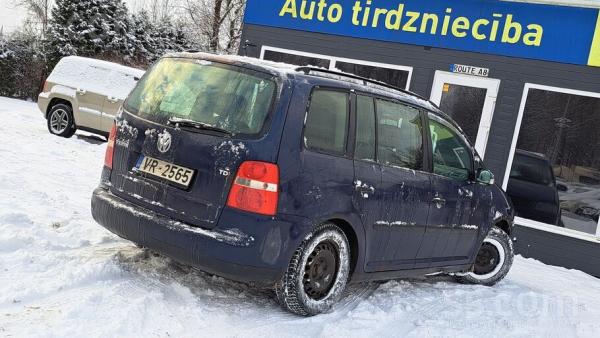 Blue Volkswagen Touran 2003 in Jelgava, with an engine capacity of 1.90 L and mileage of 446 thousand km for 699 €, photo 3 on AUTOMOTO.COM.LV