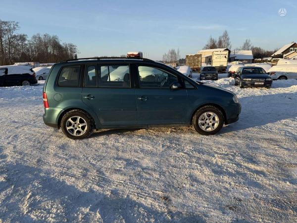 Blue Volkswagen Touran 2003 in Utena, with an engine capacity of 1.90 L and mileage of 395 thousand km for 1450 €, photo 4 on AUTOMOTO.COM.LV
