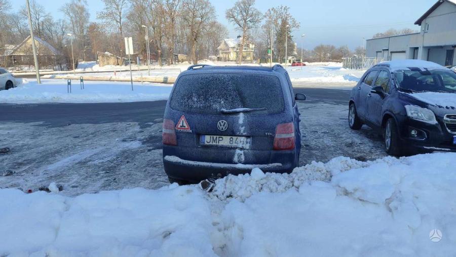 Blue Volkswagen Touran 2003 in Vilnius, with an engine capacity of 1.90 L and mileage of 265 thousand km for 500 €, photo 5 on AUTOMOTO.COM.LV