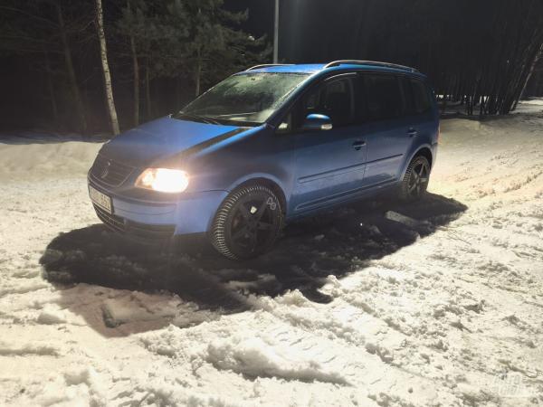 Zils Volkswagen Touran 2003 Šauļi, ar dzinēja tilpumu 1.90 L un nobraukumu 438 tūkst. km par 1350 €, foto 1 vietnē AUTOMOTO.COM.LV
