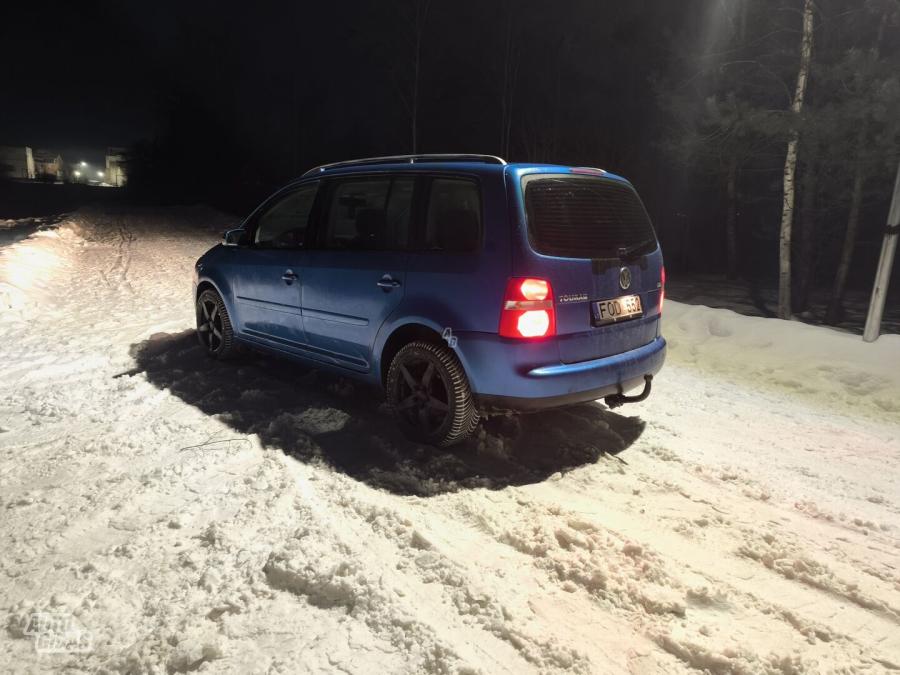 Blue Volkswagen Touran 2003 in Siauliai, with an engine capacity of 1.90 L and mileage of 438 thousand km for 1350 €, photo 2 on AUTOMOTO.COM.LV
