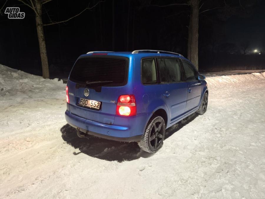 Blue Volkswagen Touran 2003 in Siauliai, with an engine capacity of 1.90 L and mileage of 438 thousand km for 1350 €, photo 4 on AUTOMOTO.COM.LV
