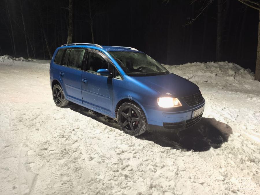Blue Volkswagen Touran 2003 in Siauliai, with an engine capacity of 1.90 L and mileage of 438 thousand km for 1350 €, photo 5 on AUTOMOTO.COM.LV