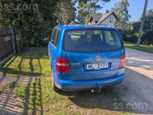 Zils Volkswagen Touran 2003 Jūrmala, ar dzinēja tilpumu 1.60 L un nobraukumu 271 tūkst. km par 1350 €, foto  vietnē AUTOMOTO.COM.LV
