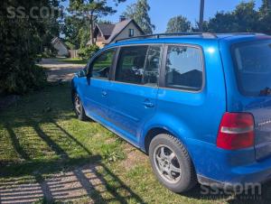 Zils Volkswagen Touran 2003 Jūrmala, ar dzinēja tilpumu 1.60 L un nobraukumu 271 tūkst. km par 1350 €, foto 3 vietnē AUTOMOTO.COM.LV