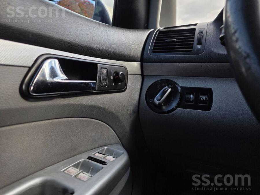 Zils Volkswagen Touran 2003 Jelgava, ar dzinēja tilpumu 2.00 L un nobraukumu 0 tūkst. km par 1490 €, foto 22 vietnē AUTOMOTO.COM.LV