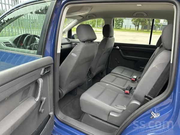 Zils Volkswagen Touran 2004 Jelgava, ar dzinēja tilpumu 1.60 L un nobraukumu 0 tūkst. km par 2700 €, foto 10 vietnē AUTOMOTO.COM.LV
